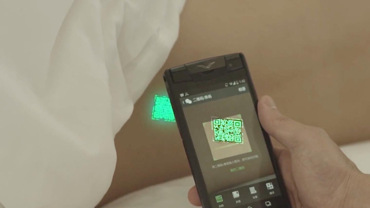 小伙意外发现妻子身上多出一个二维码,于是拿出手机,扫了一下