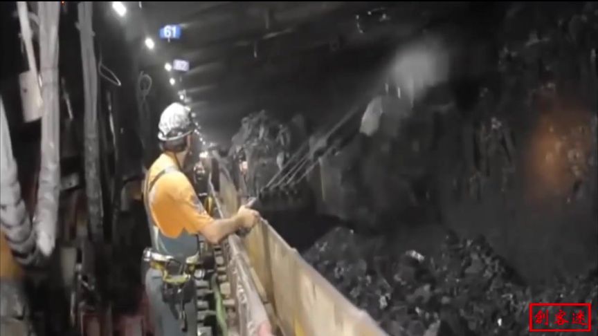 实拍煤矿井下作业,大型机械代替人工挖掘,安全性提升很多倍