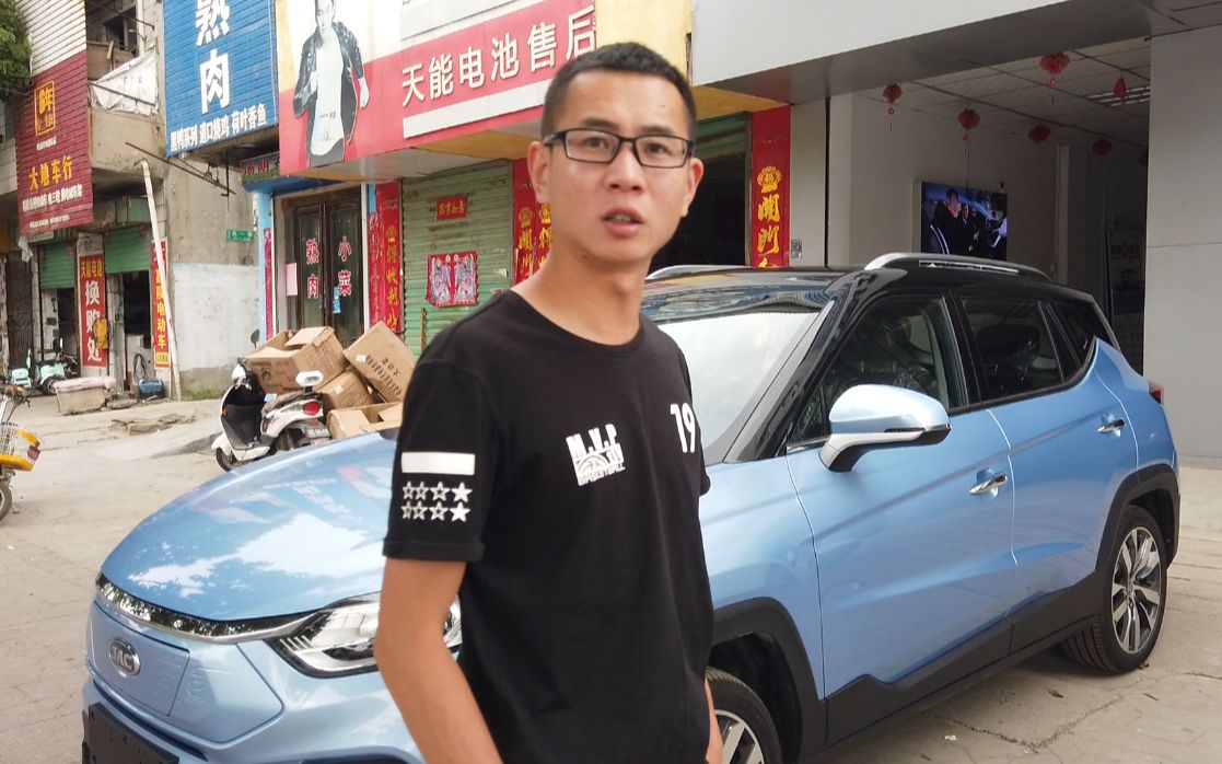 农村小伙准备买辆电动汽车,一看价格吓一跳,这价位能接受吗?