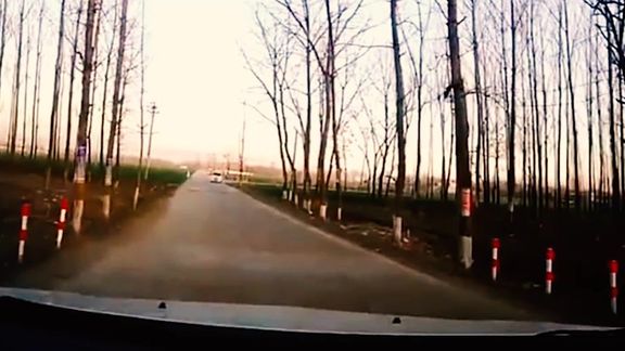 盘山公路翻车掉下悬崖!行车记录仪一直正常录像实拍!