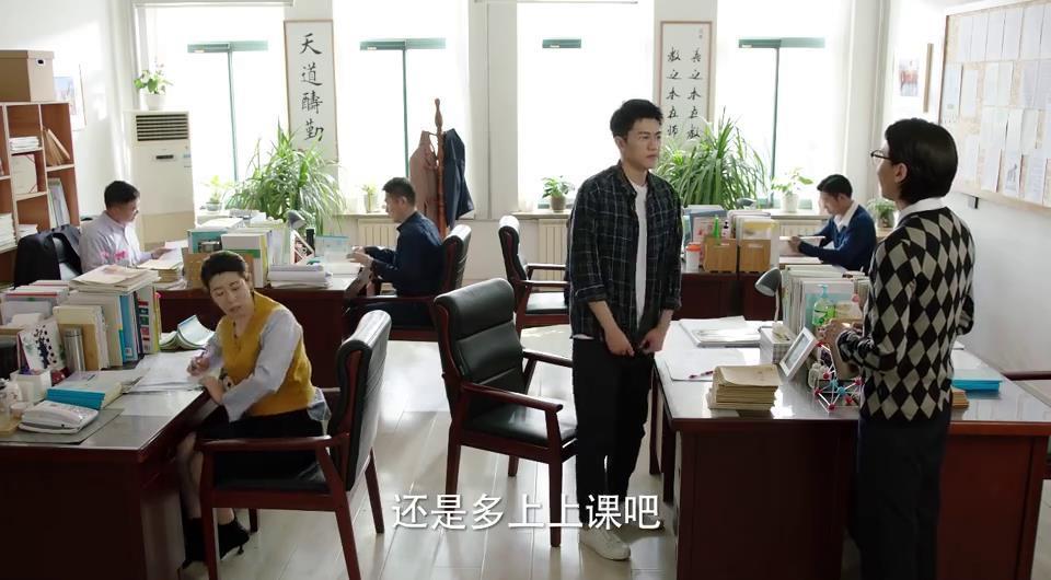 数学老师想占用班会课,班主任坚持开班会,结果学生却闹事