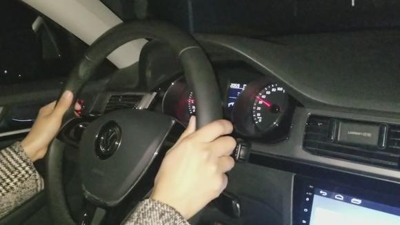 新手女司机试驾一汽大众新宝来:比捷达好开多了,比电瓶车好开!