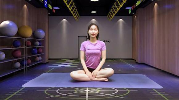 肩膀怎样拉伸才舒服?教你2个动作,肩部轻松一天都舒服