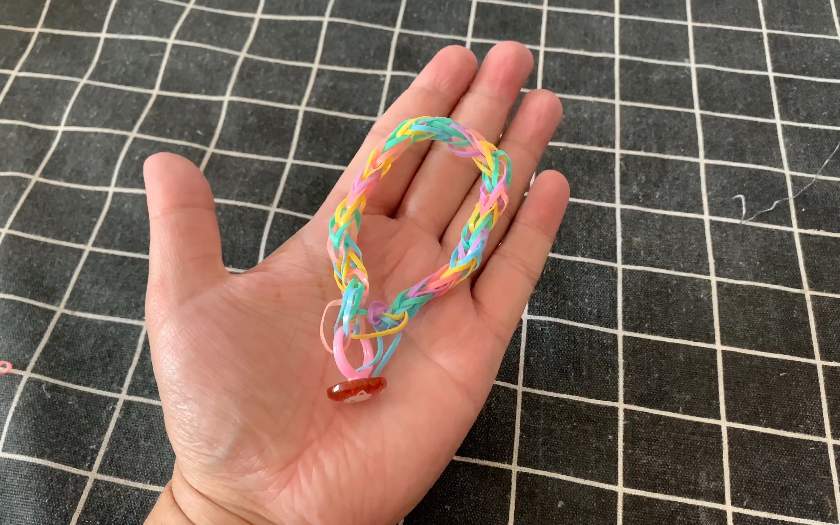 很好玩的手链DIY,用彩色皮筋做的,小时候经常编!