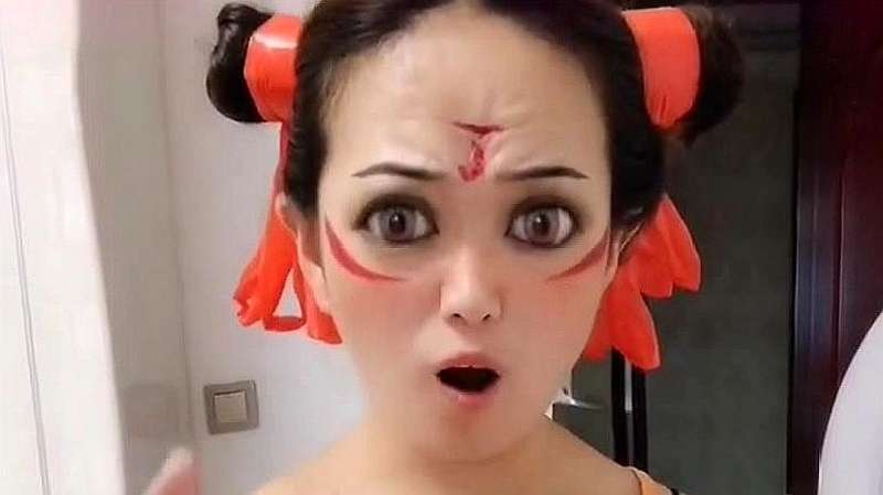 火爆全网的哪吒,网红小姐姐竟也来跟风了,这美颜无敌了!