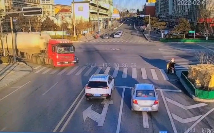 交通事故,一定要遵守交通规则!这太惨了,害人害己!