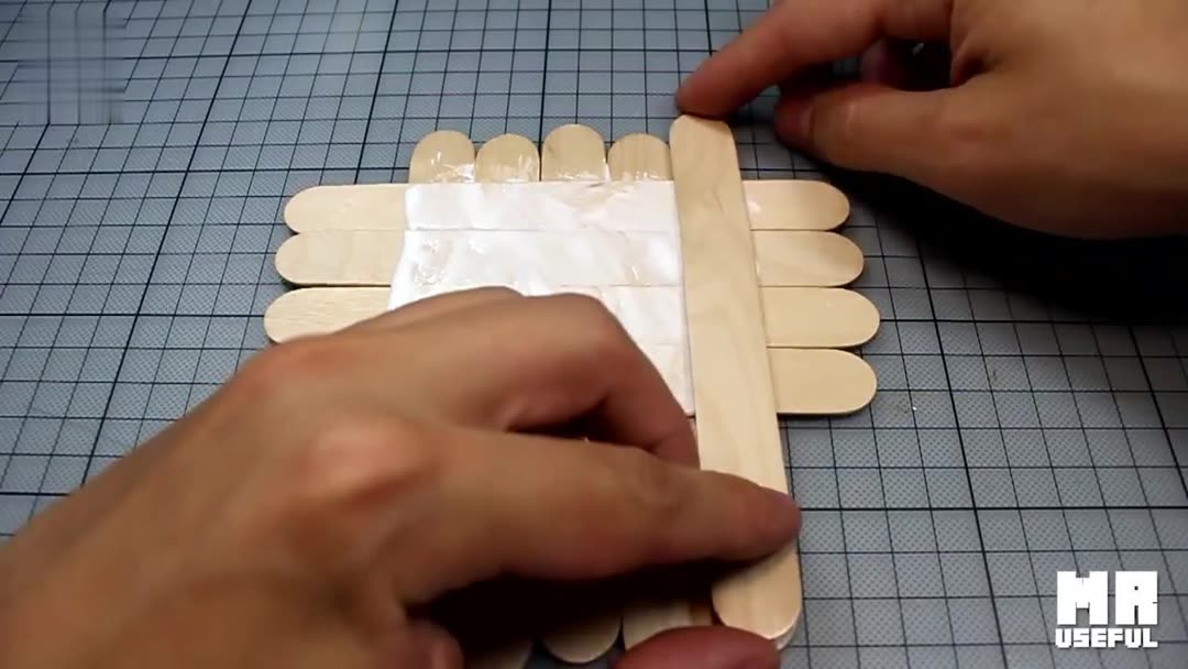 吃剩下的雪糕棍别丢,用来制作一个指尖陀螺,让烦躁的心平静一下