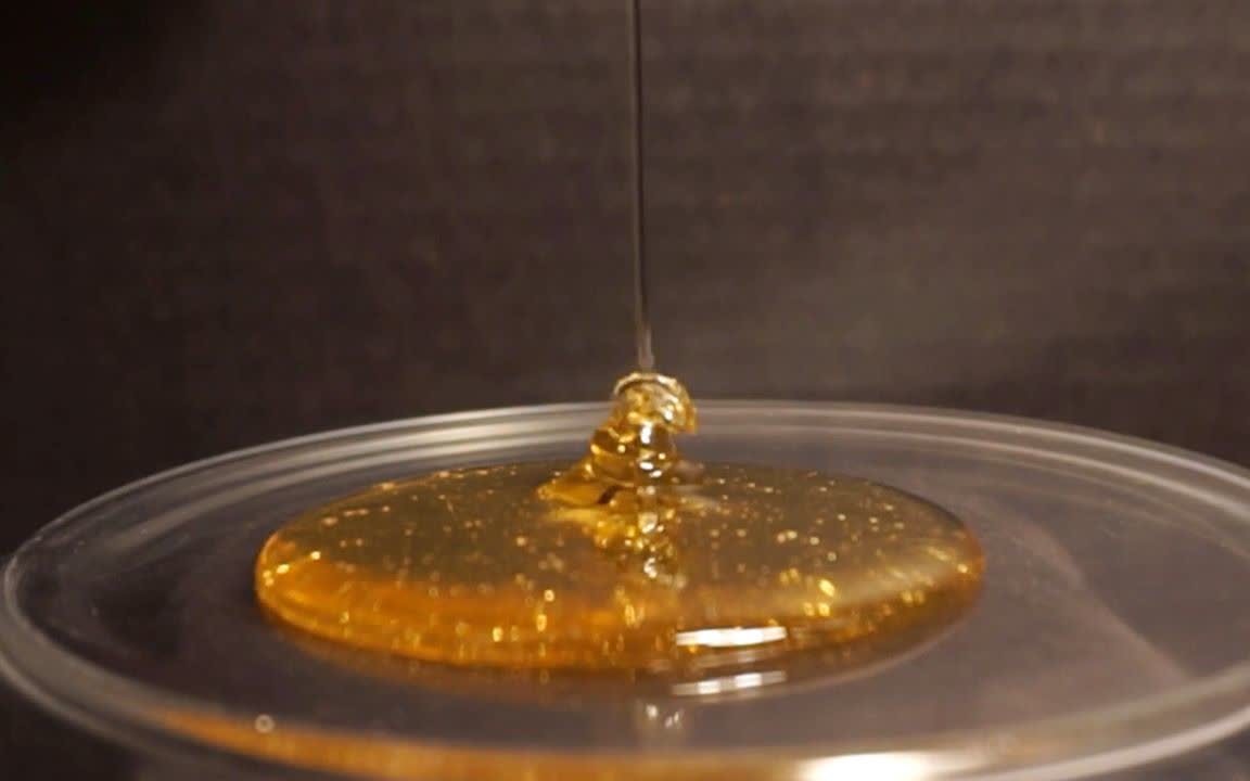 有趣的科学现象,为何蜂蜜在落下时会自动盘旋,你知道原理吗?