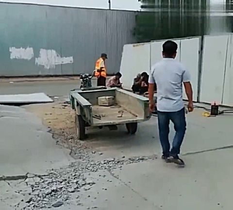 行车记录仪: 这个坑伤害了无数辆车之后, 终于有人来修了