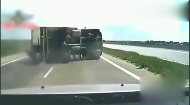 货车司机肯定是个新手,小车虚晃了一下,货车就翻车了