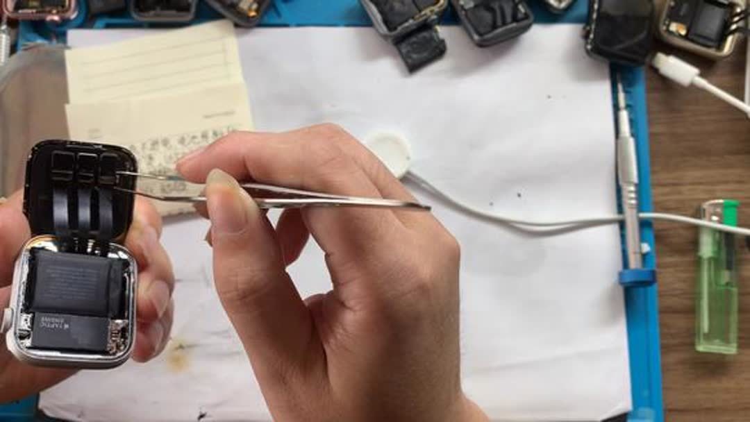 网友寄修苹果手表s4充不进电不开机,自己更换制造出更多问题!