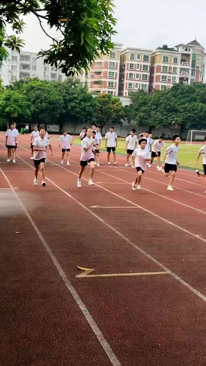 开学体育课以恢复体能为主,热身4圈,再加身体素质训练