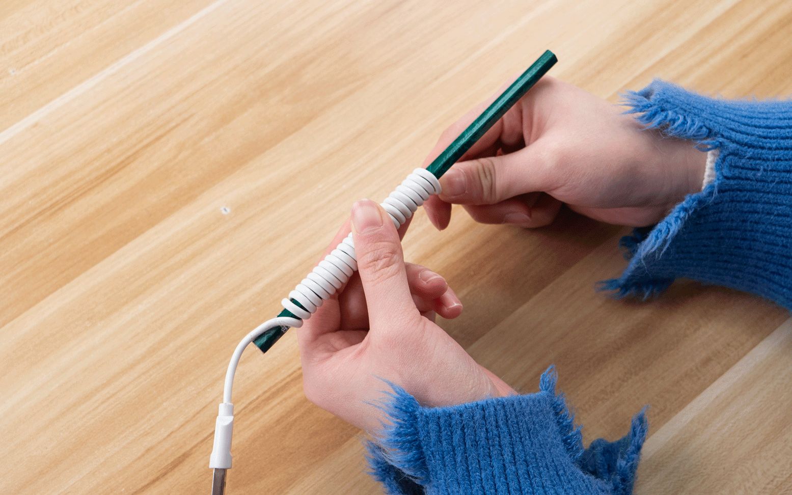 今天才知道,手机数据线缠绕在笔上,还有这妙用,小窍门真是不错