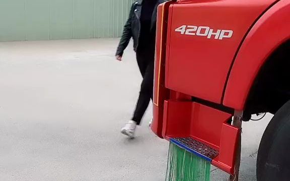 谁还没有个自动门了、呵呵卡车门不用手关了