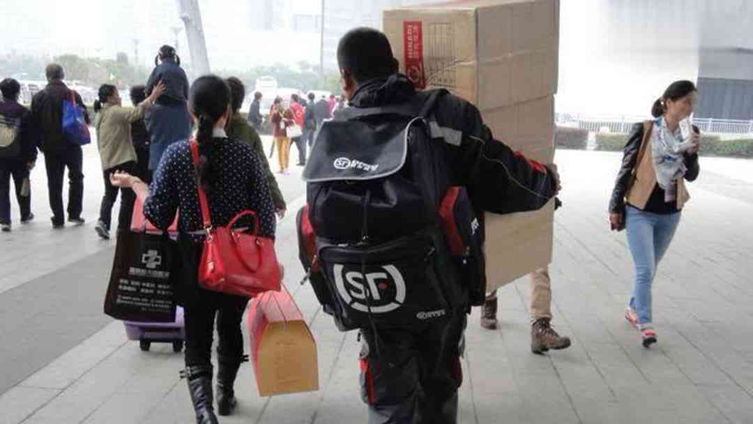 马云,刘强东表示要给快递涨工资,顺丰小哥却在这里被迫下跪