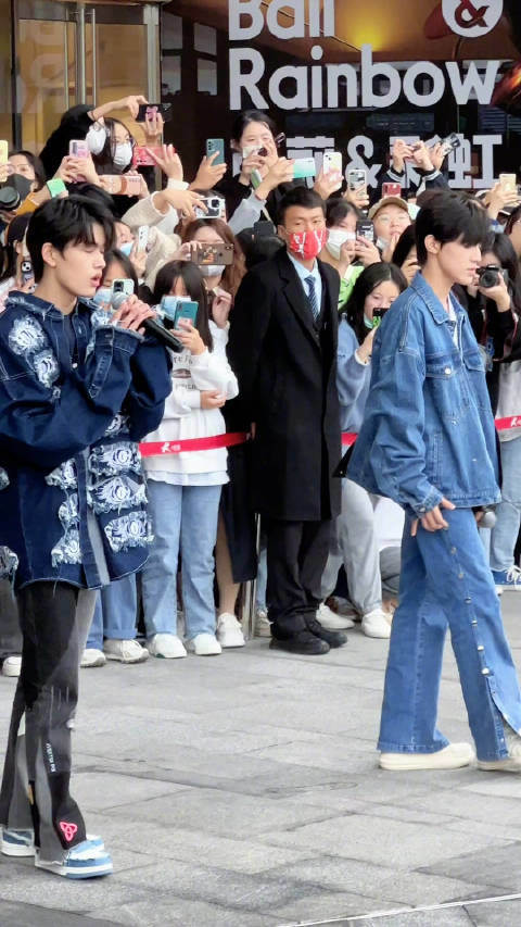 #咪咕星鲜事##张极张泽禹路演合唱诀爱#@TF家族-张极@TF家族-张...