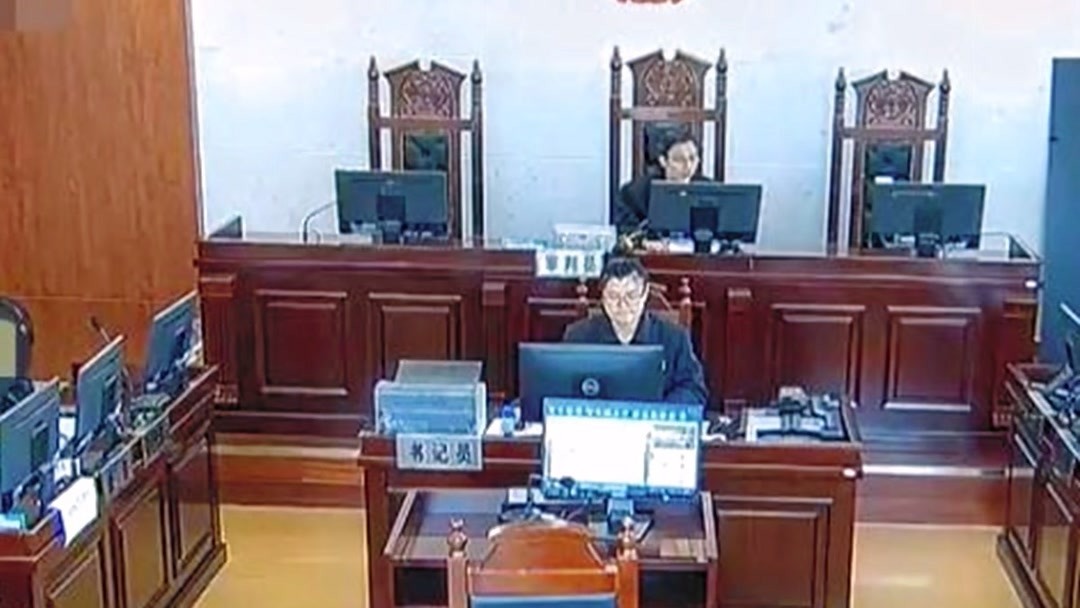 小学时上体育课摔伤致骨折 10多年后起诉学校赔偿7.9万