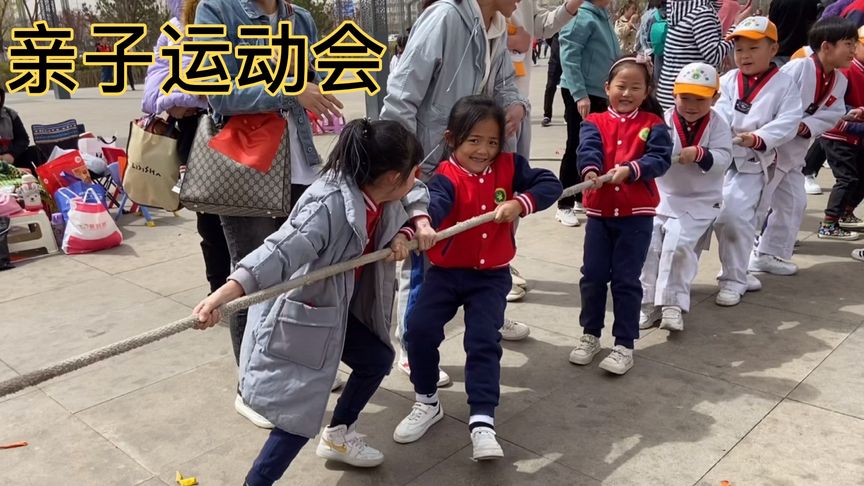 亲子运动会乃心当了护旗手,虽然有沙尘暴但家长们玩的热血沸腾