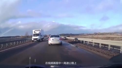 豪车疯了!逆行撞车了。卡车是无辜的!