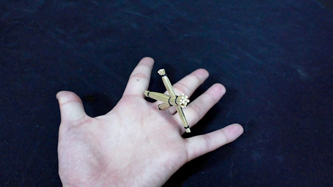 魔术揭秘:稻草人在手中可以任意指挥,物理力学原理