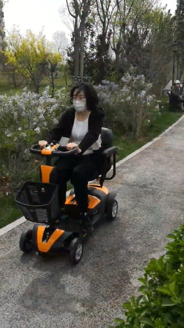 比电动轮椅更高级别的配置,更加时尚的外观,老年人出行新宠