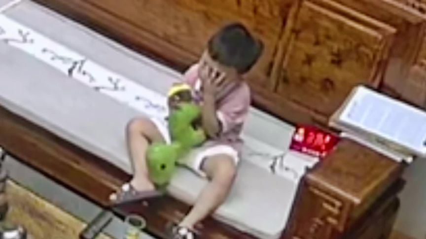 又菜又爱看电视,大灰狼出场整个人都不自在饿。#监控下的一幕