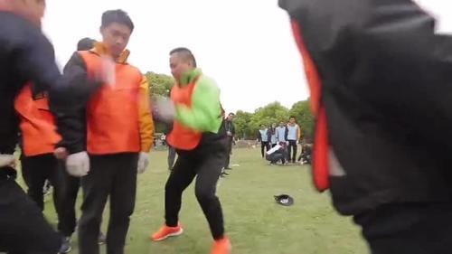 户外团建,挑战速度技巧默契,不过在玩游戏的同时一定要注意安全