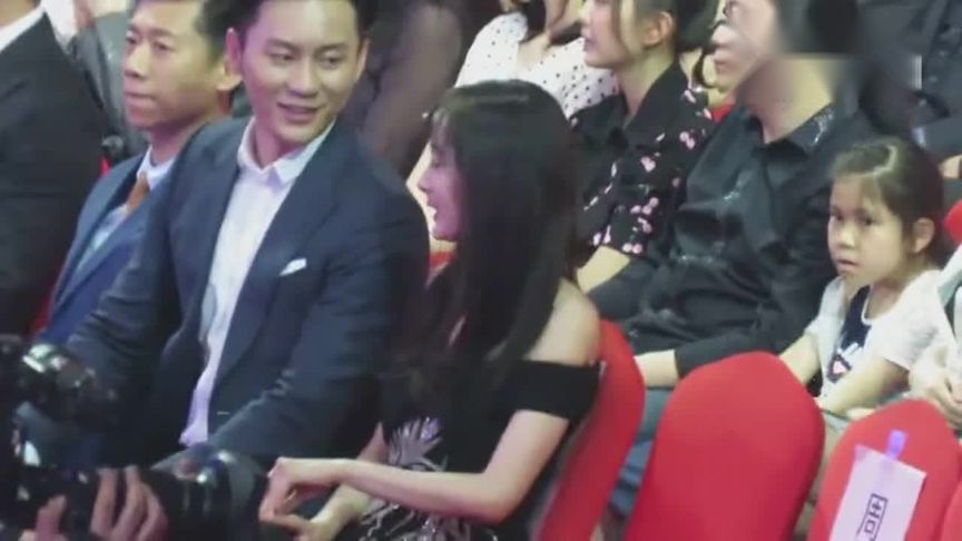 第25届北京大学生电影节颁奖典礼,杨幂和李晨台下热聊