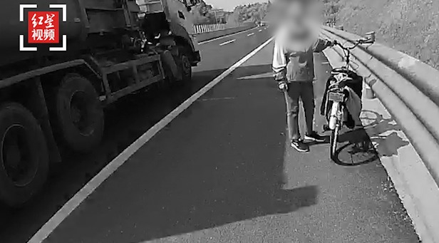 两小学生竟在高速路骑自行车逆行,交警狂追300米拦下