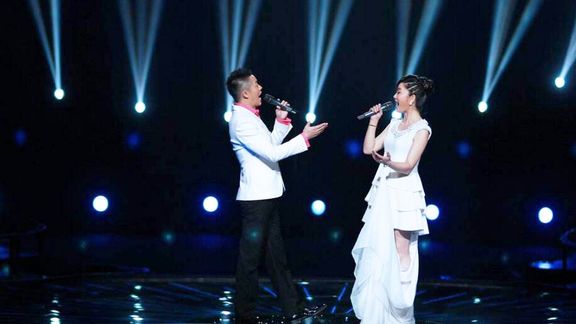 凤凰传奇现场再唱《荷塘月色》,前奏一响起,太熟悉的旋律了