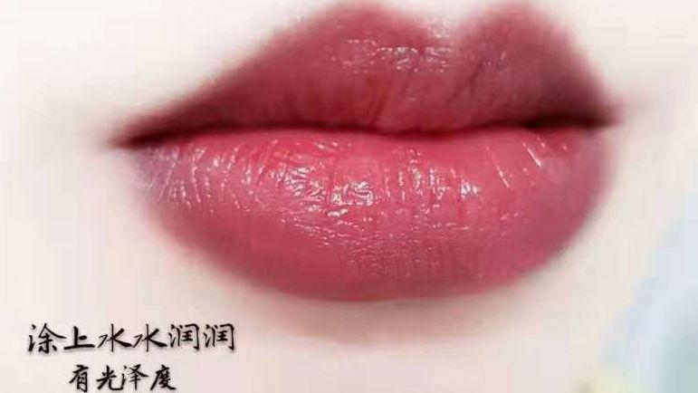 满唇死皮,口红再好看都没用,秋冬唇部磨砂膏用起来!