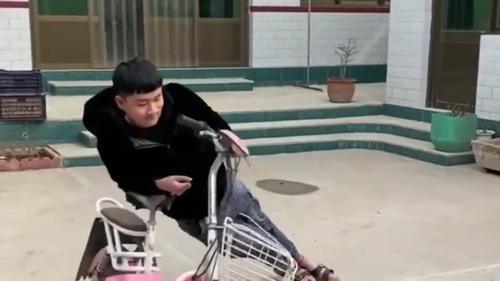 小哥哥竟然在家里玩电动车,玩了一天都没玩够!
