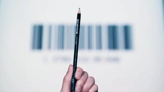 犯罪电影:天才高中生跨国考试作弊,竟把铅笔条形码粗细表示ABCD