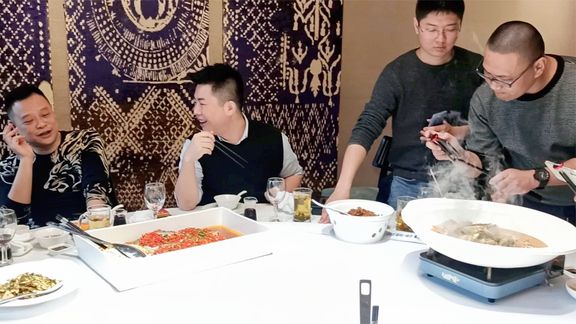 列车长转行做餐饮,8年创业成功,美食博主纷纷来打卡海鲜店