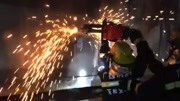 这条视频有味道:满载榴莲货车起火 消防员忍臭灭火