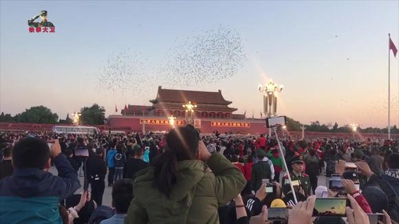 天安门升旗仪式:游客齐唱国歌,雄壮的歌声响彻广场让人自豪无比