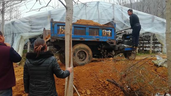 路再难,农用三轮车也不怕!