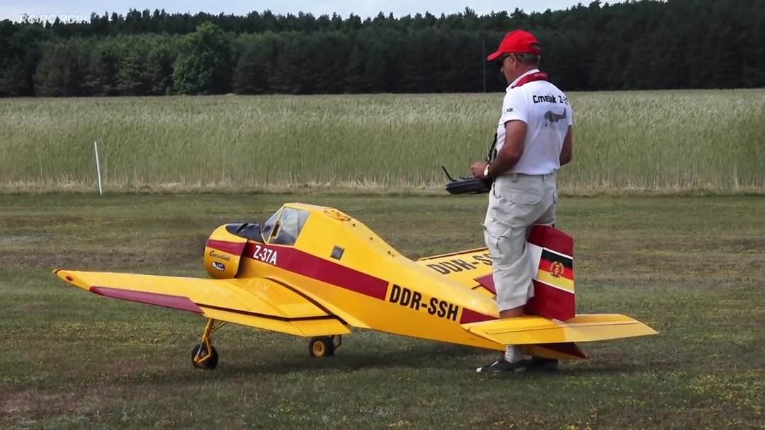 遥控 RC 模型飞机演示飞行