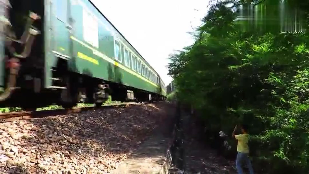 湘桂线柳江进德大弯道南宁至北京西K22次列车加速通过