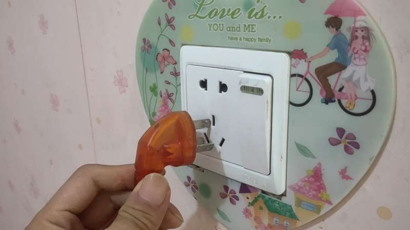 插座一插插头就跳闸,根本送不上电,老电工支了一招,轻松解决了