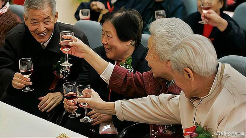 53岁宿管阿姨退休后,花200万自建别墅“抱团养老”