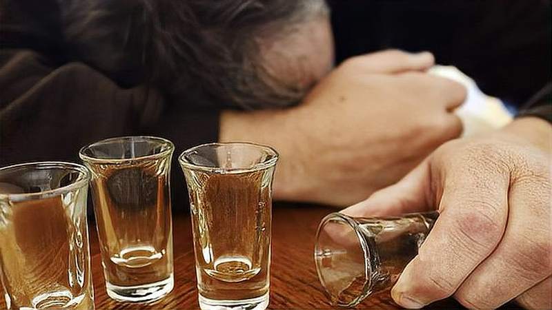 新冠病毒对酒精格外敏感,多喝酒能预防新冠?别犯傻了