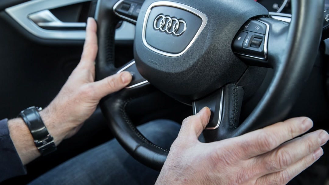 方向盘后边这个杆子,很多老司机都拿不准怎么用