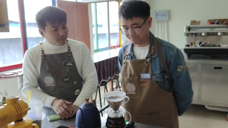 今日单品壶具 手冲方面讲解中#咖啡培训成都 #咖啡