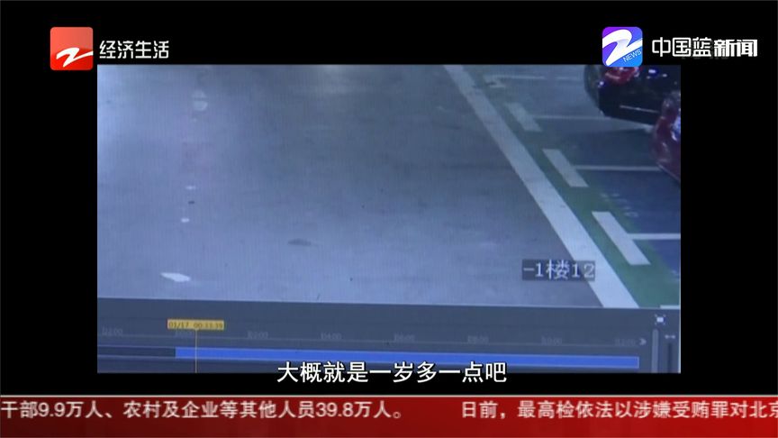 孩子被困车内 男子果断救援