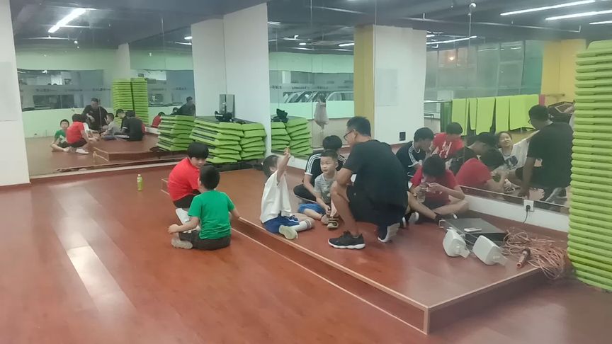 夹在一堆小娃娃里面,你猜他今天晚上要学啥?