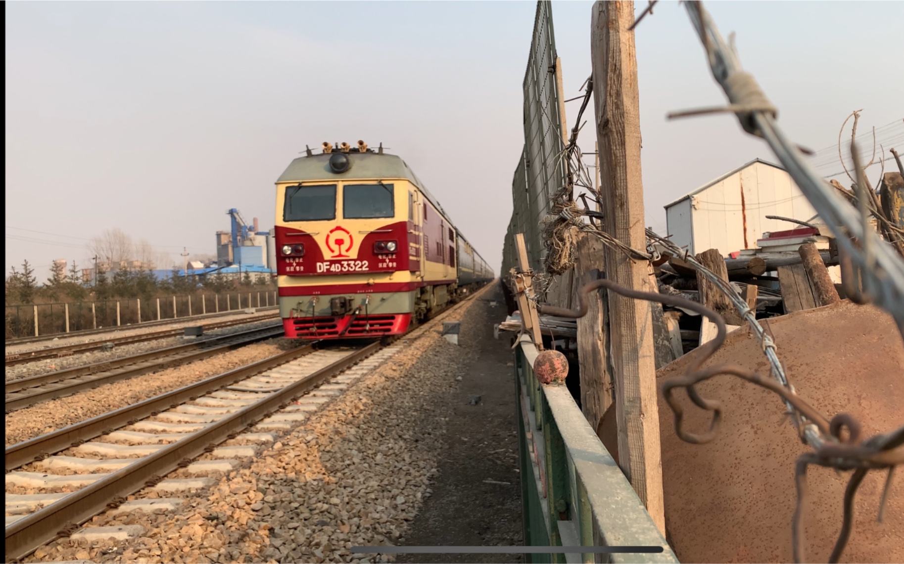 DF4D 3322牵引K7053(哈尔滨-北安)通过绥化116道口(BSP车底)