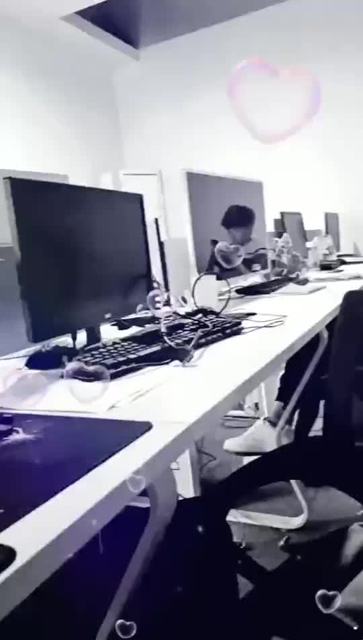 公司电路停电,电脑开不了机,大家只能坐那玩手机了