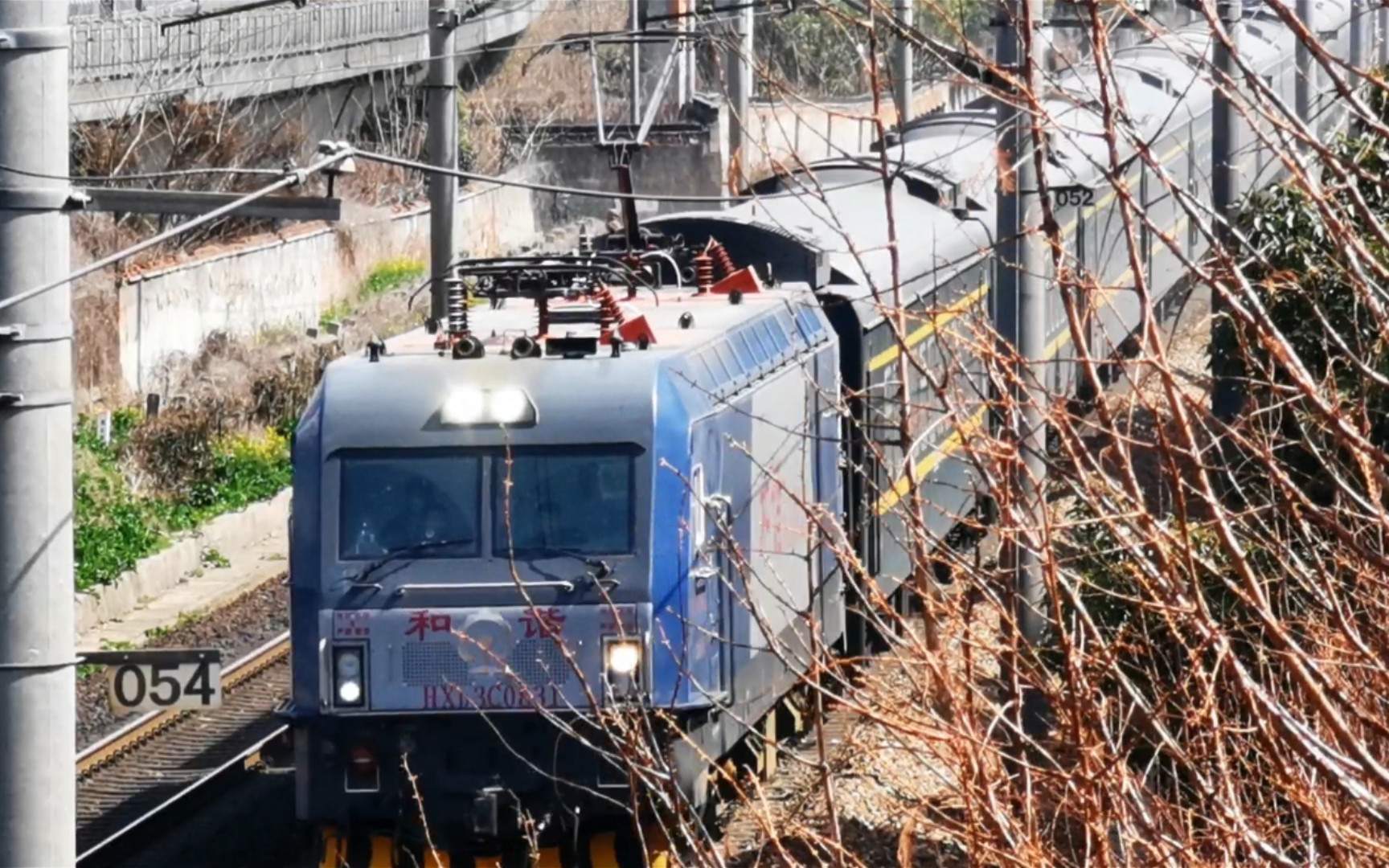 京沪铁路,上海站始发开往成都的K1156次列车通过观景新村,该车是...