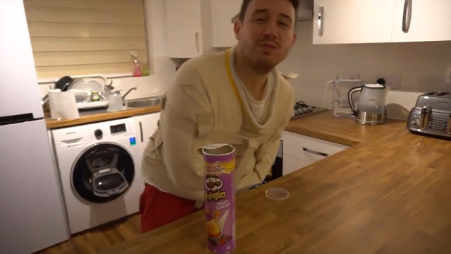 人没有手生活多不方便?老外亲测,网友:残疾人才不是你这样